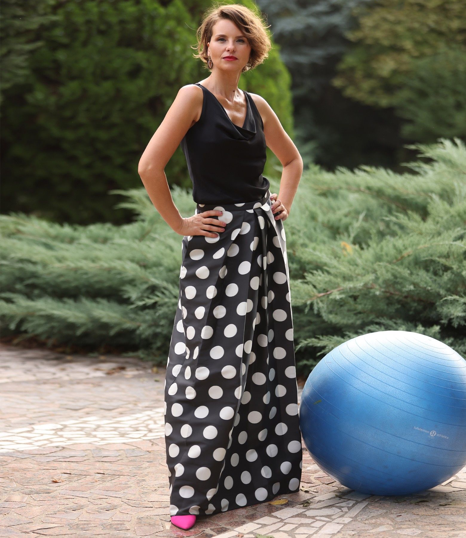 Tinuta eleganta cu fusta lunga cu buline si bluza din saten de viscoza ...