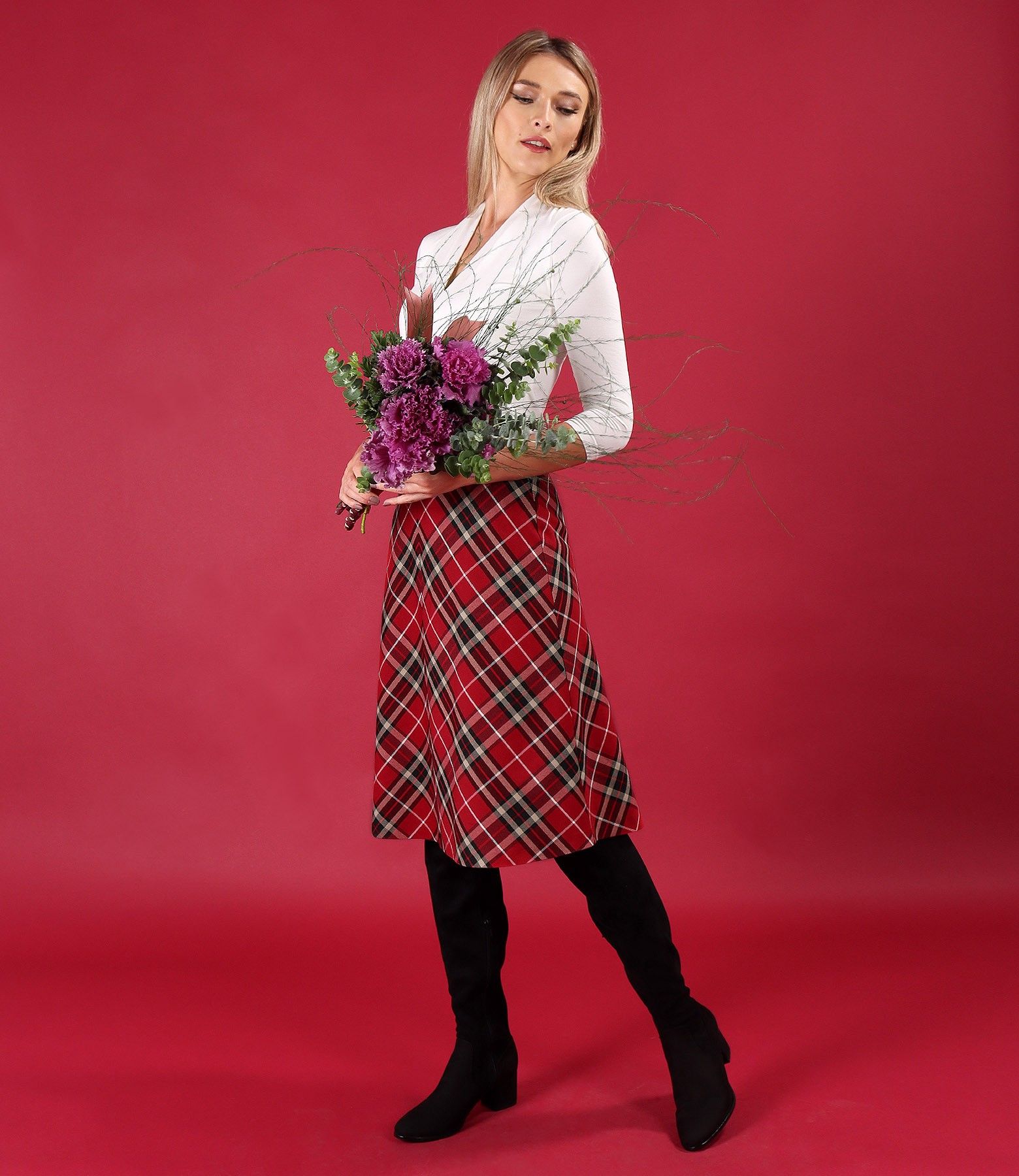 Tinuta eleganta cu fusta evazata in carouri si bluza din jerse - YOKKO