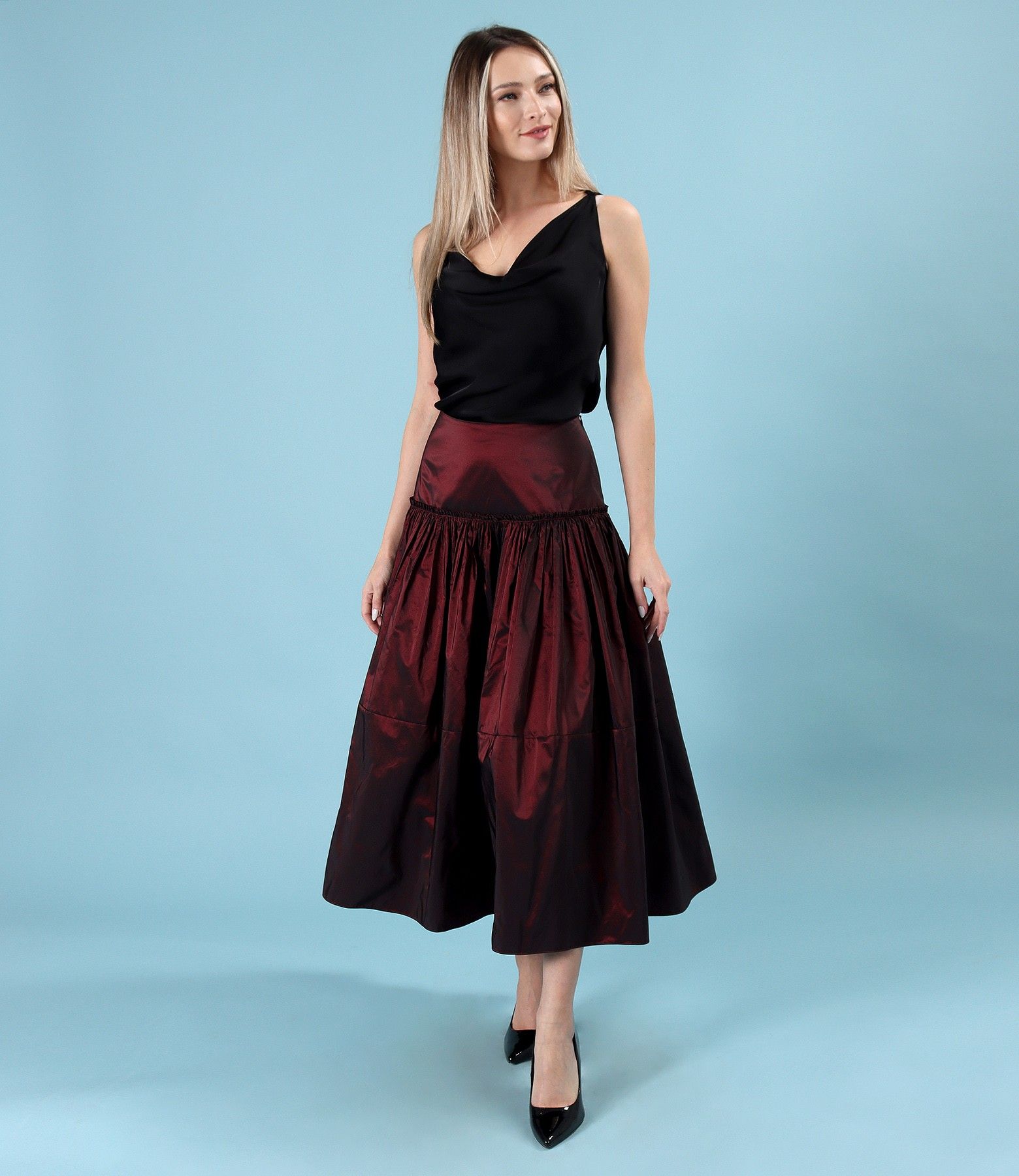 Tinuta eleganta cu fusta midi din tafta si bluza cu decolteu in falduri ...