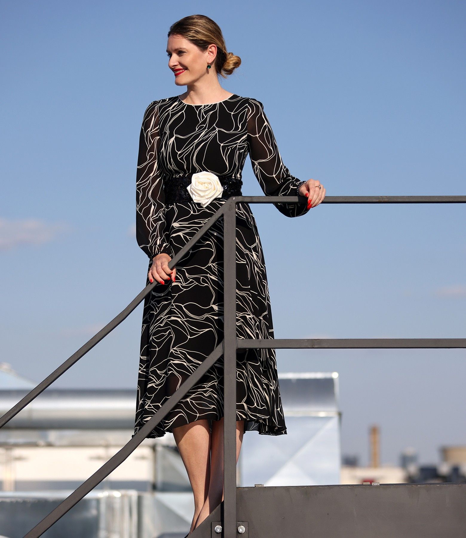 Tinuta eleganta cu rochie midi din viscoza, brau din paiete si brosa ...