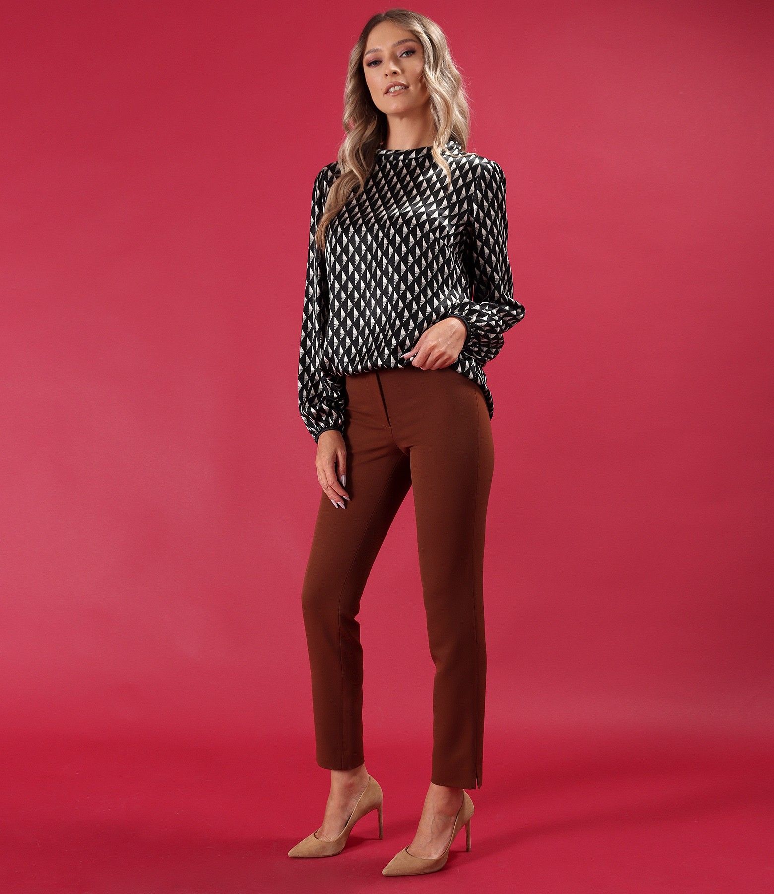 Tinuta eleganta cu pantalni pana si bluza lejera din satin de viscoza ...