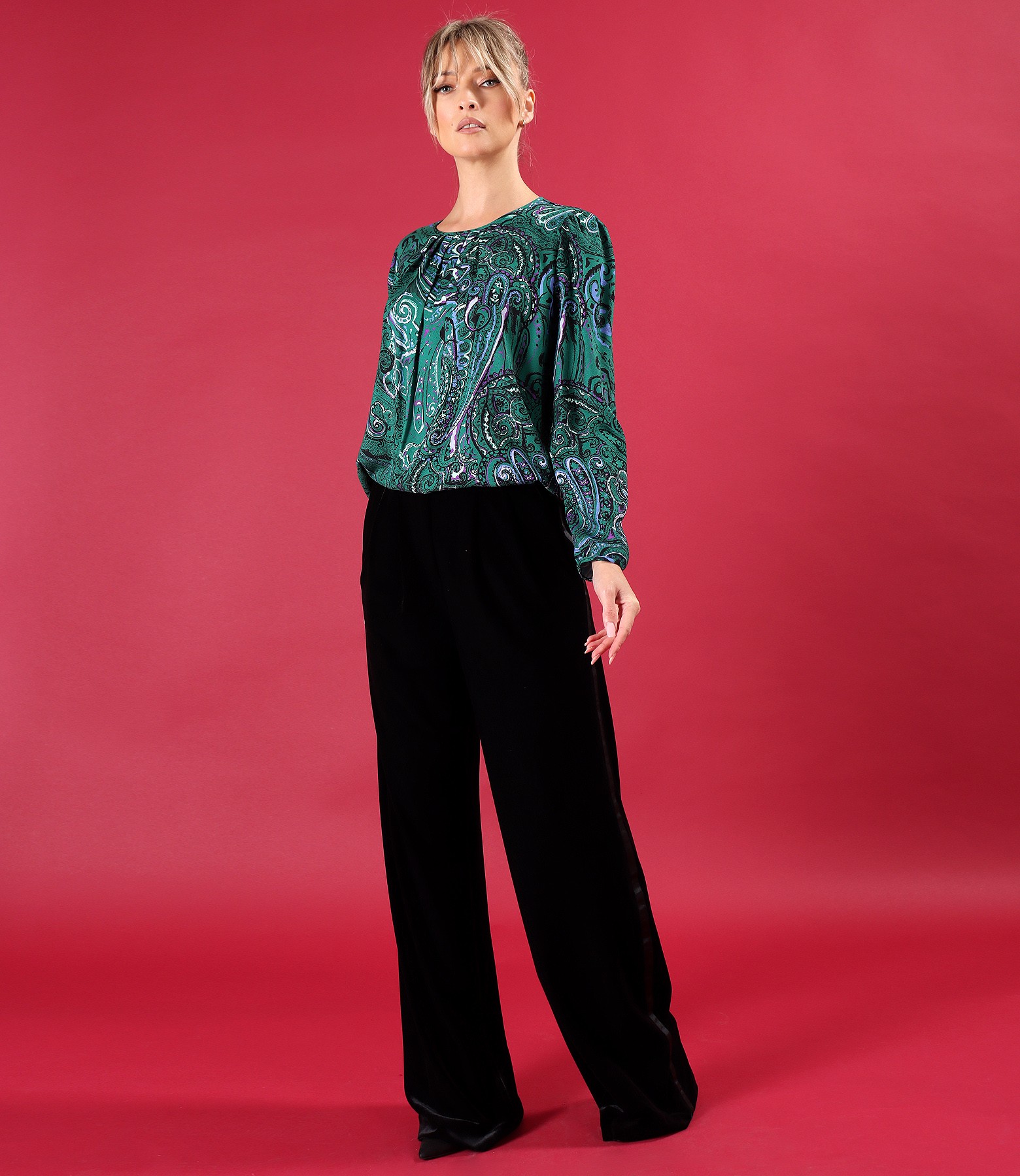 Pantaloni largi din catifea elastica neagra cu bluza lejera din viscoza ...